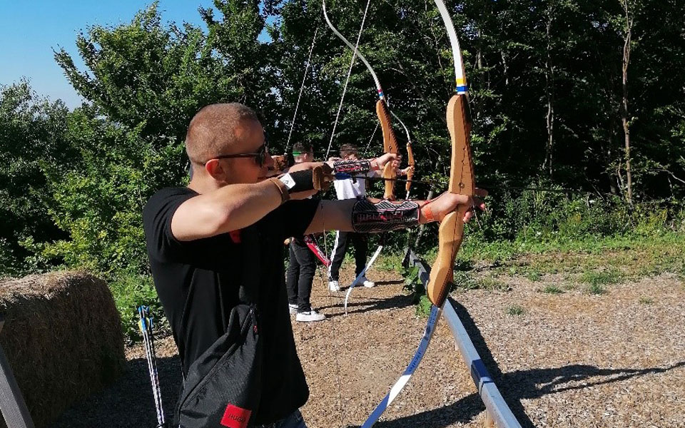Voll in die Mitte – Boxer beim Bogenschießen - rettetdaskind.wien